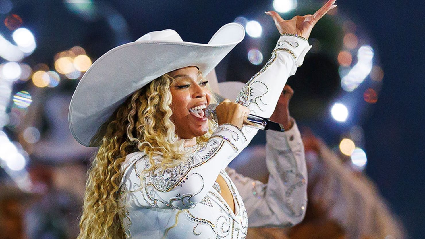 Beyoncé Kicks Off Cowboy Carter World Tour In L.A. – ZIP103 FM